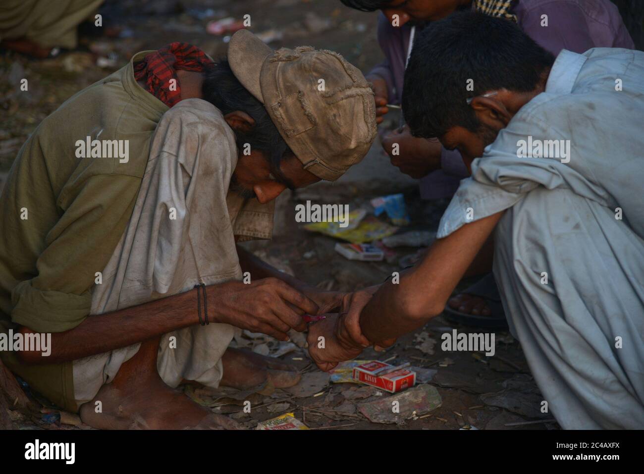 Lahore, Pakistan. 25th Jun 2020. A group of Pakistanis drug addicts ...