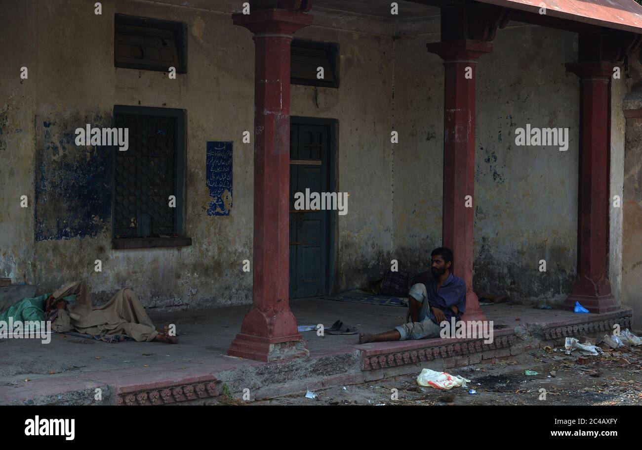 Lahore, Pakistan. 25th Jun 2020. A group of Pakistanis drug addicts ...