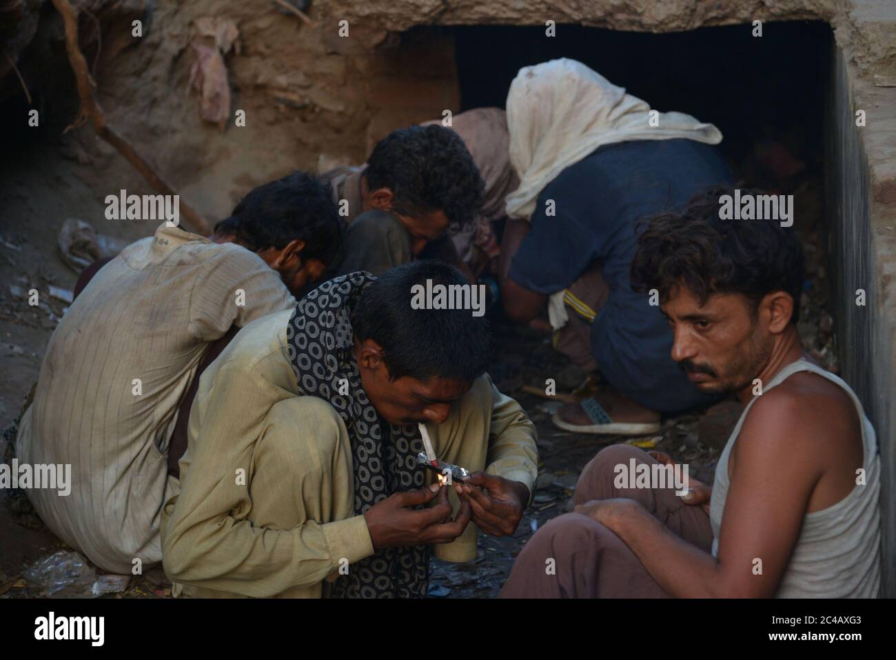 Lahore, Pakistan. 25th Jun 2020. A group of Pakistanis drug addicts ...