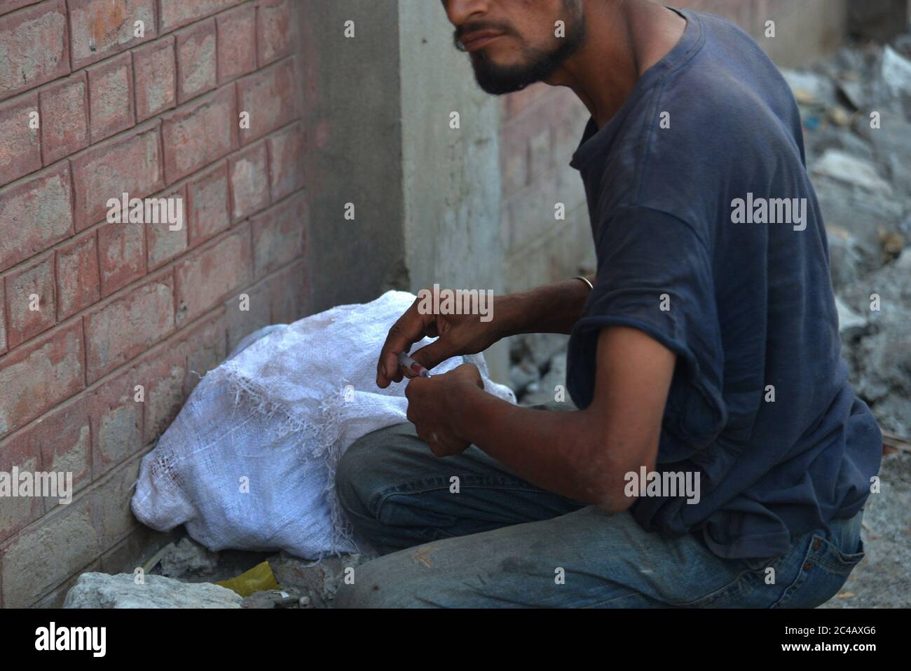 Lahore, Pakistan. 25th Jun 2020. A group of Pakistanis drug addicts ...