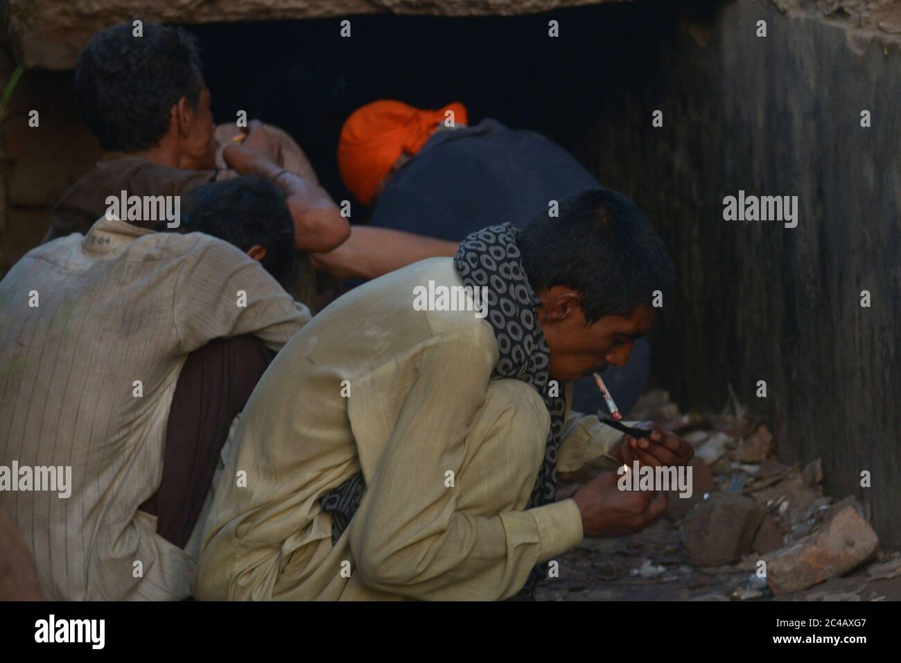 Lahore, Pakistan. 25th Jun 2020. A group of Pakistanis drug addicts ...