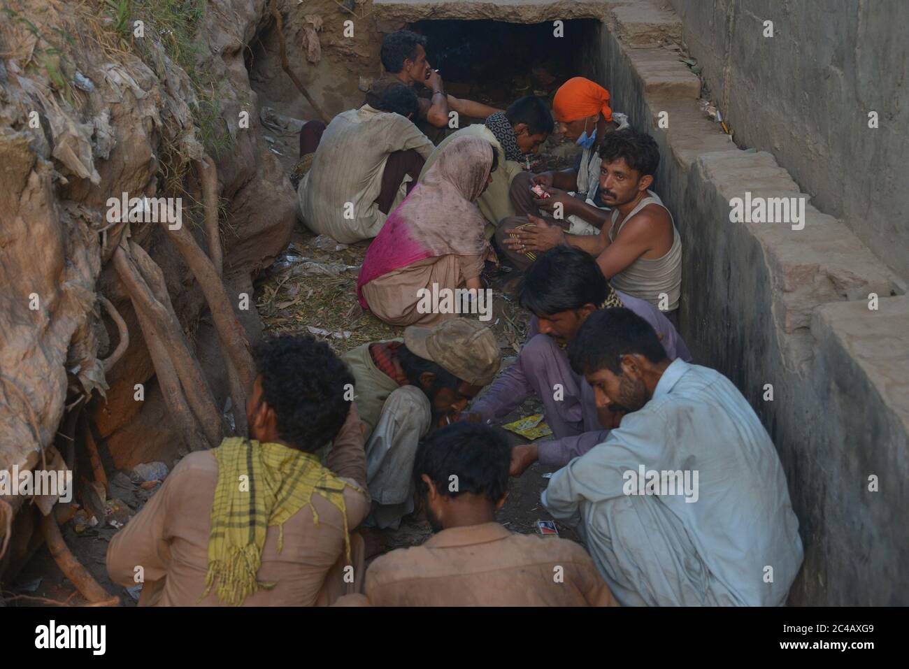 Lahore, Pakistan. 25th Jun 2020. A group of Pakistanis drug addicts ...