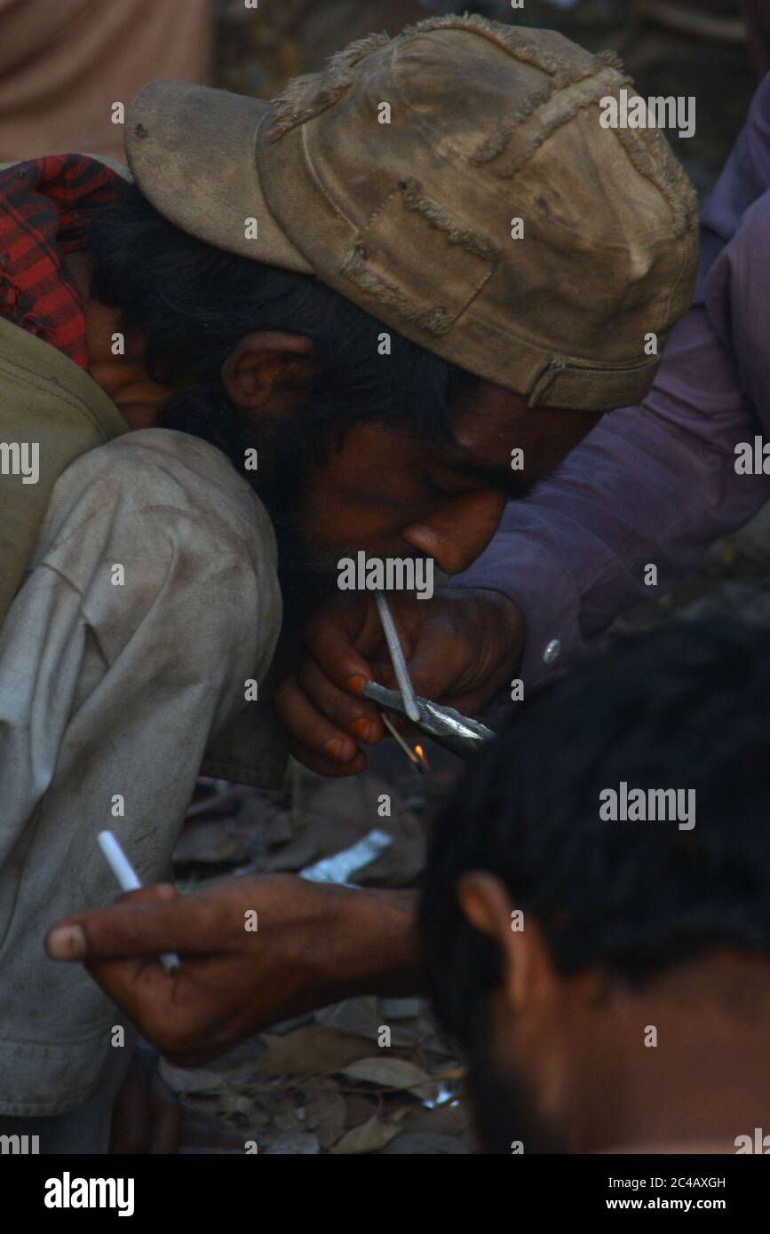 Lahore, Pakistan. 25th Jun 2020. A group of Pakistanis drug addicts ...