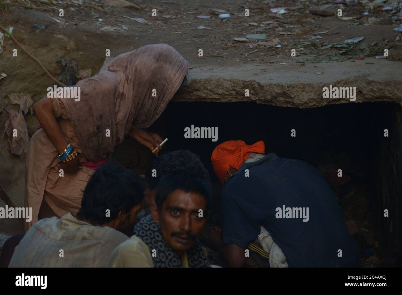 Lahore, Pakistan. 25th Jun 2020. A group of Pakistanis drug addicts ...