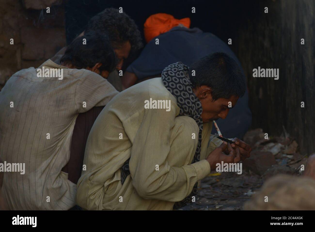 Lahore, Pakistan. 25th Jun 2020. A group of Pakistanis drug addicts ...