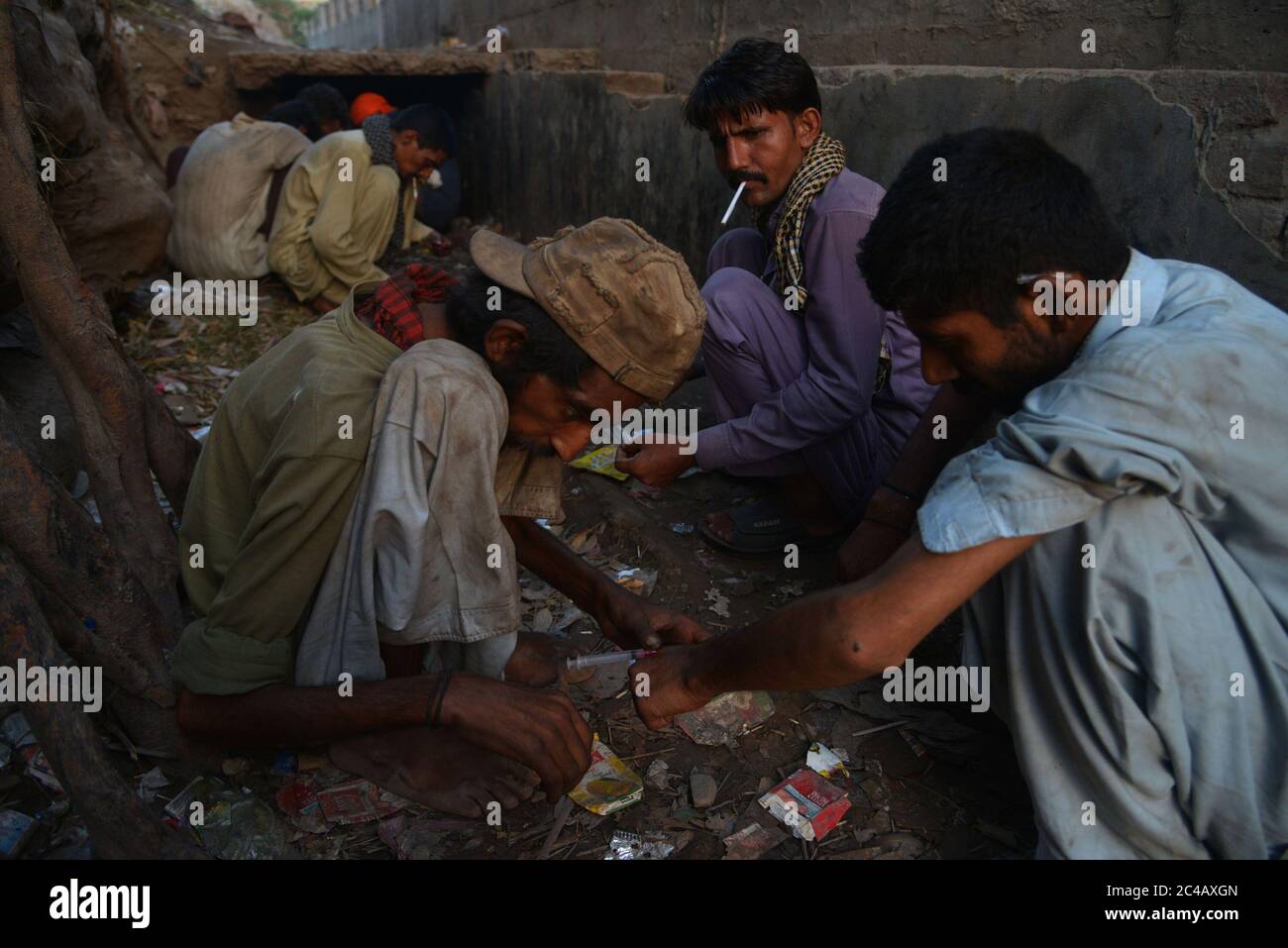 Lahore, Pakistan. 25th Jun 2020. A group of Pakistanis drug addicts ...