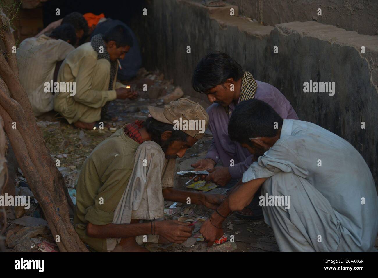 Lahore, Pakistan. 25th Jun 2020. A group of Pakistanis drug addicts ...