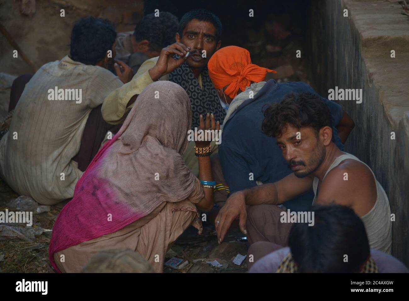 Lahore, Pakistan. 25th Jun 2020. A group of Pakistanis drug addicts ...