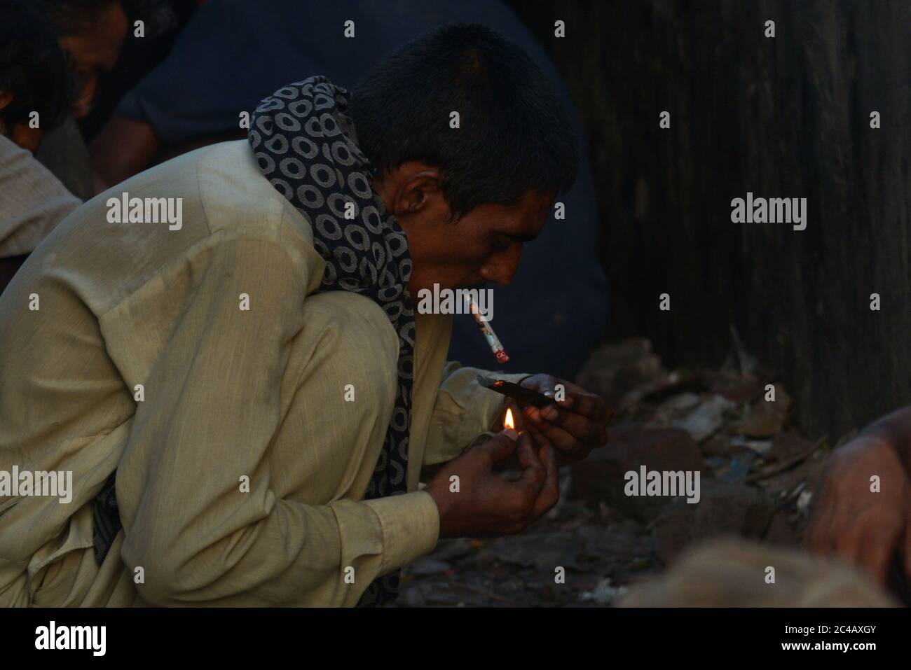 Lahore, Pakistan. 25th Jun 2020. A group of Pakistanis drug addicts ...