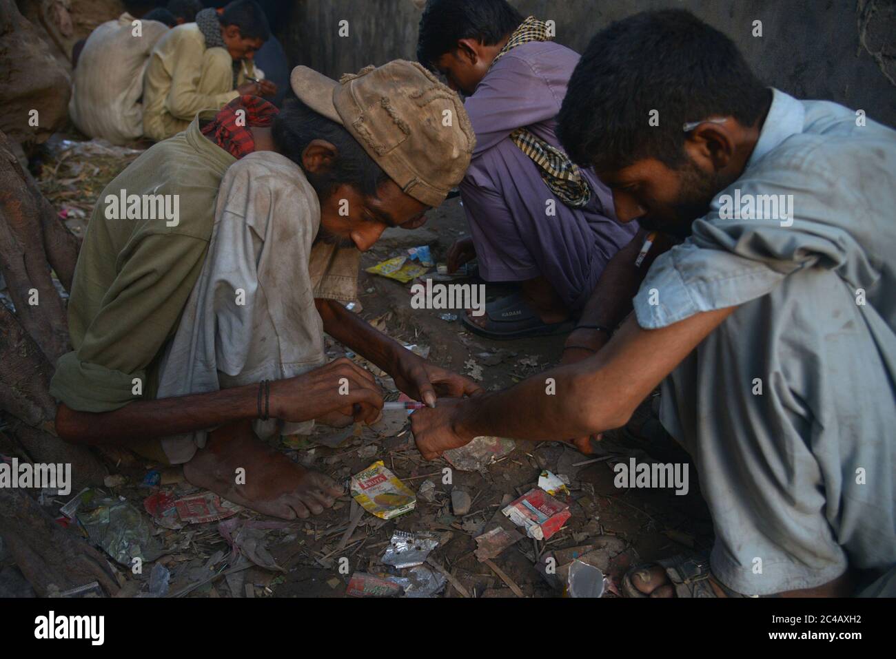 Lahore, Pakistan. 25th Jun 2020. A group of Pakistanis drug addicts ...