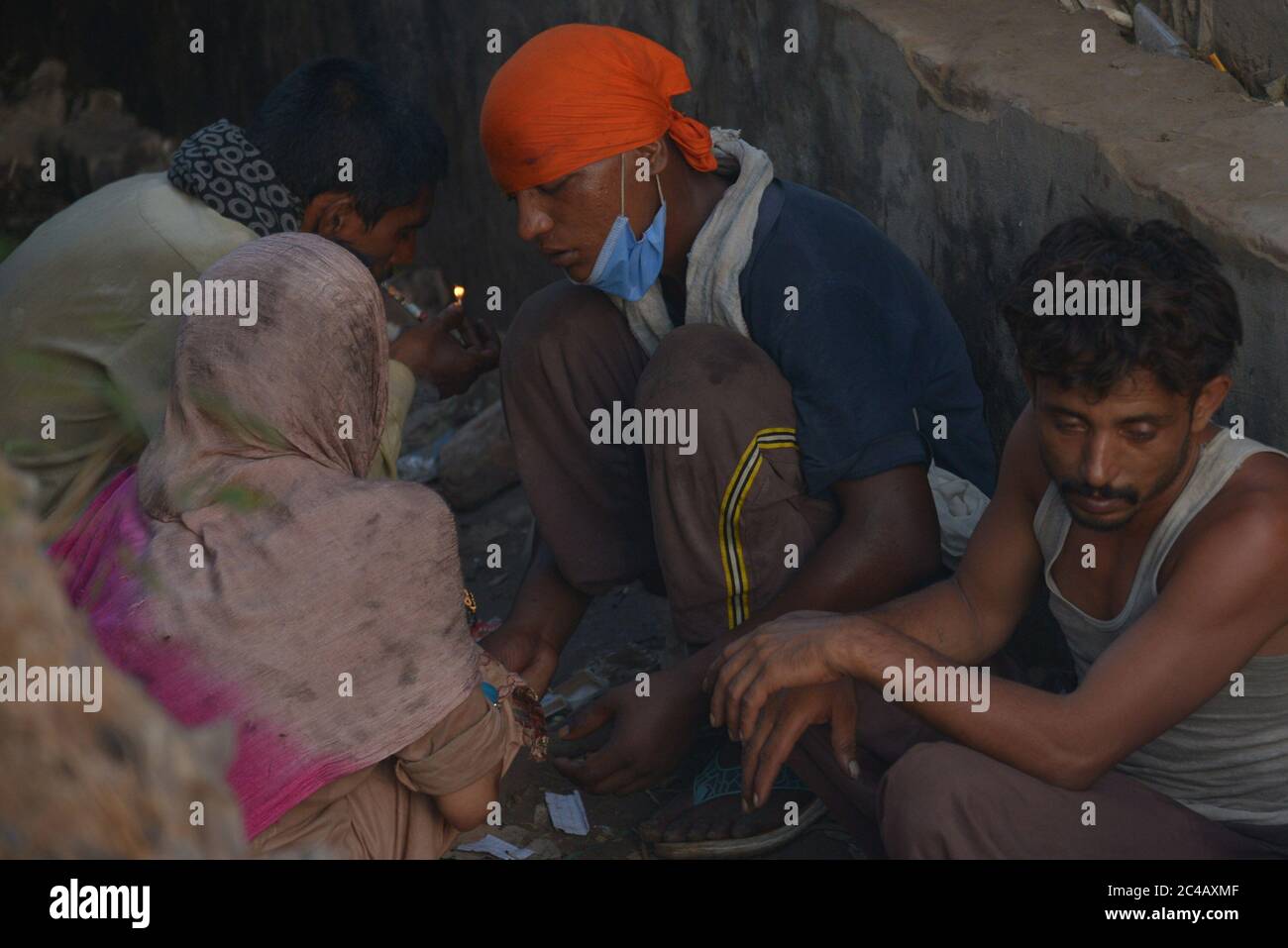 Lahore, Pakistan. 25th Jun 2020. A group of Pakistanis drug addicts ...