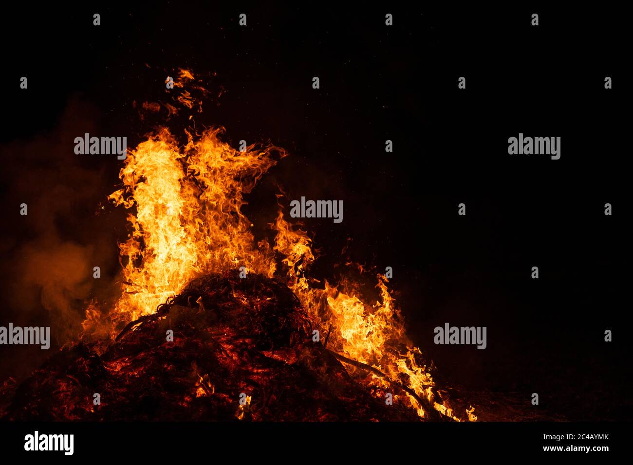 Big fire burning coal ash hi-res stock photography and images - Alamy