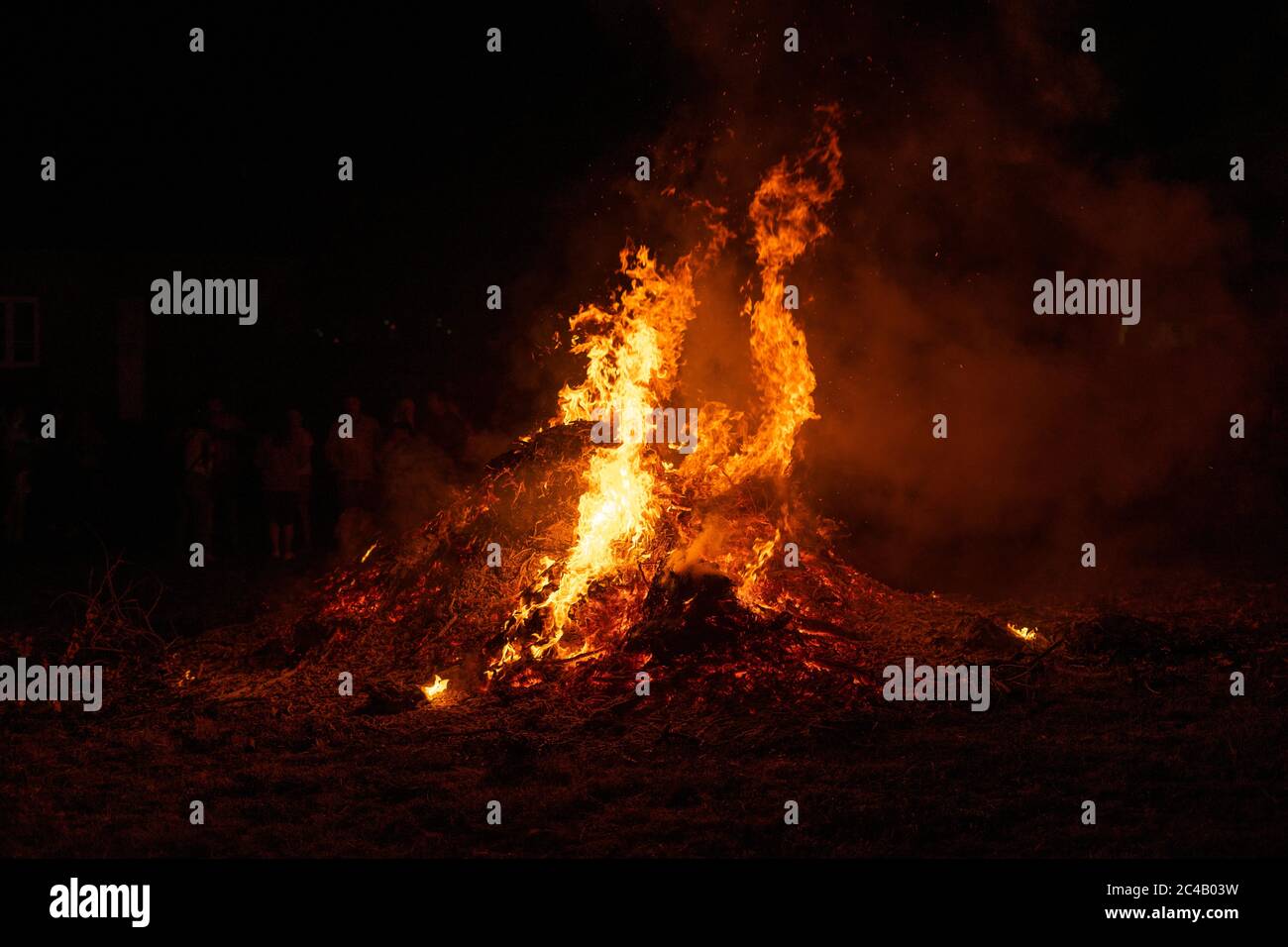 Big fire burning coal ash hi-res stock photography and images - Alamy