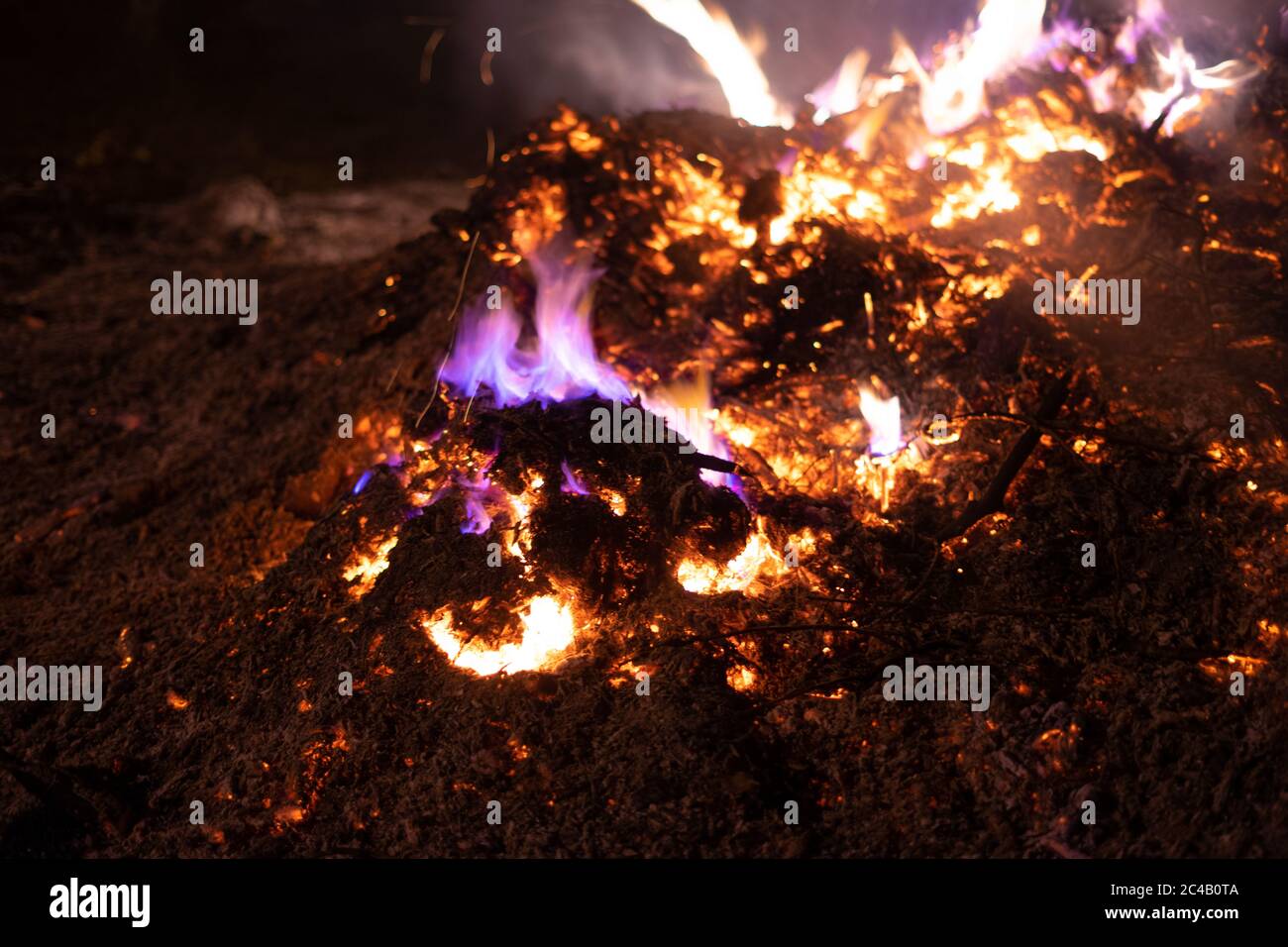 Big pile of ashes burning in the night Stock Photo - Alamy