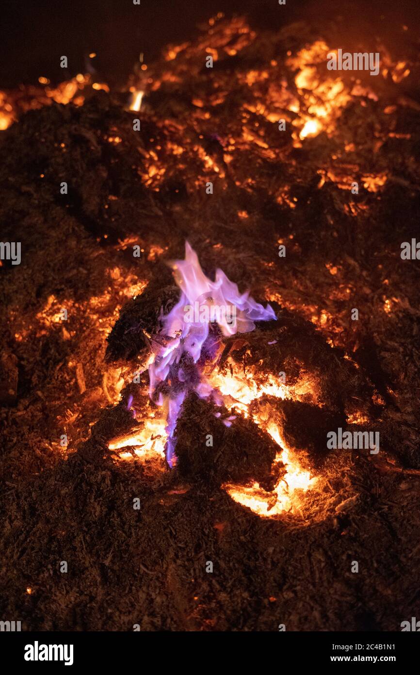 Big pile of ashes burning in the night Stock Photo - Alamy