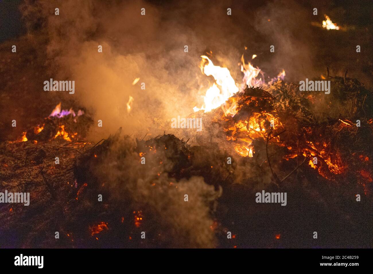 Big pile of ashes burning in the night Stock Photo - Alamy