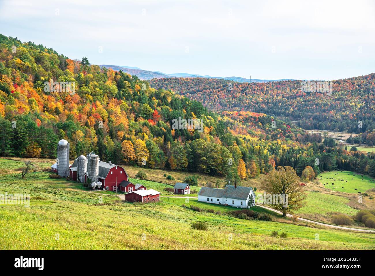 Farmhouse barn silo hi-res stock photography and images - Alamy