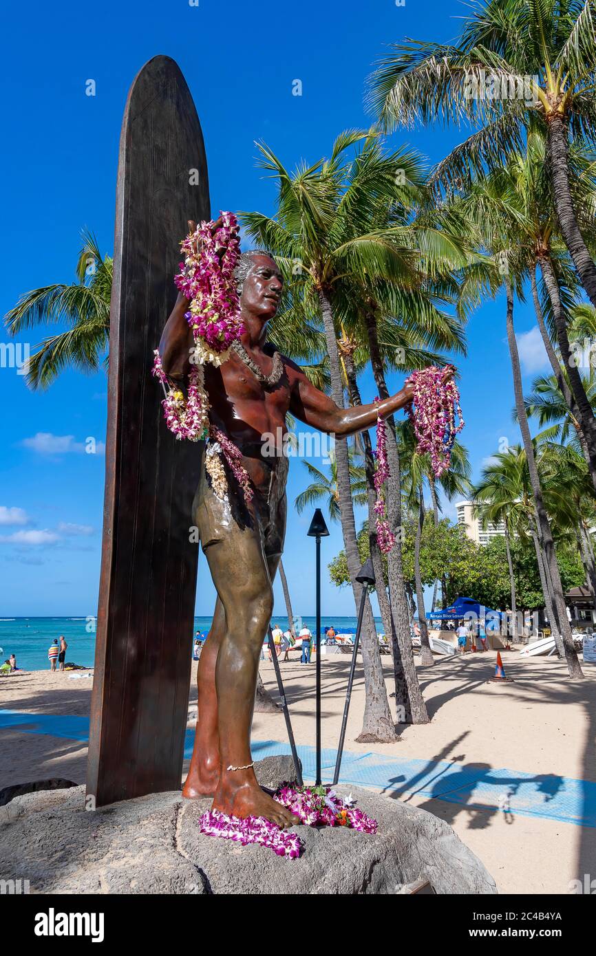 Duke Paoa Kahanamoku statue, Waikiki Beach, Honolulu, Oahu, Hawaii ...