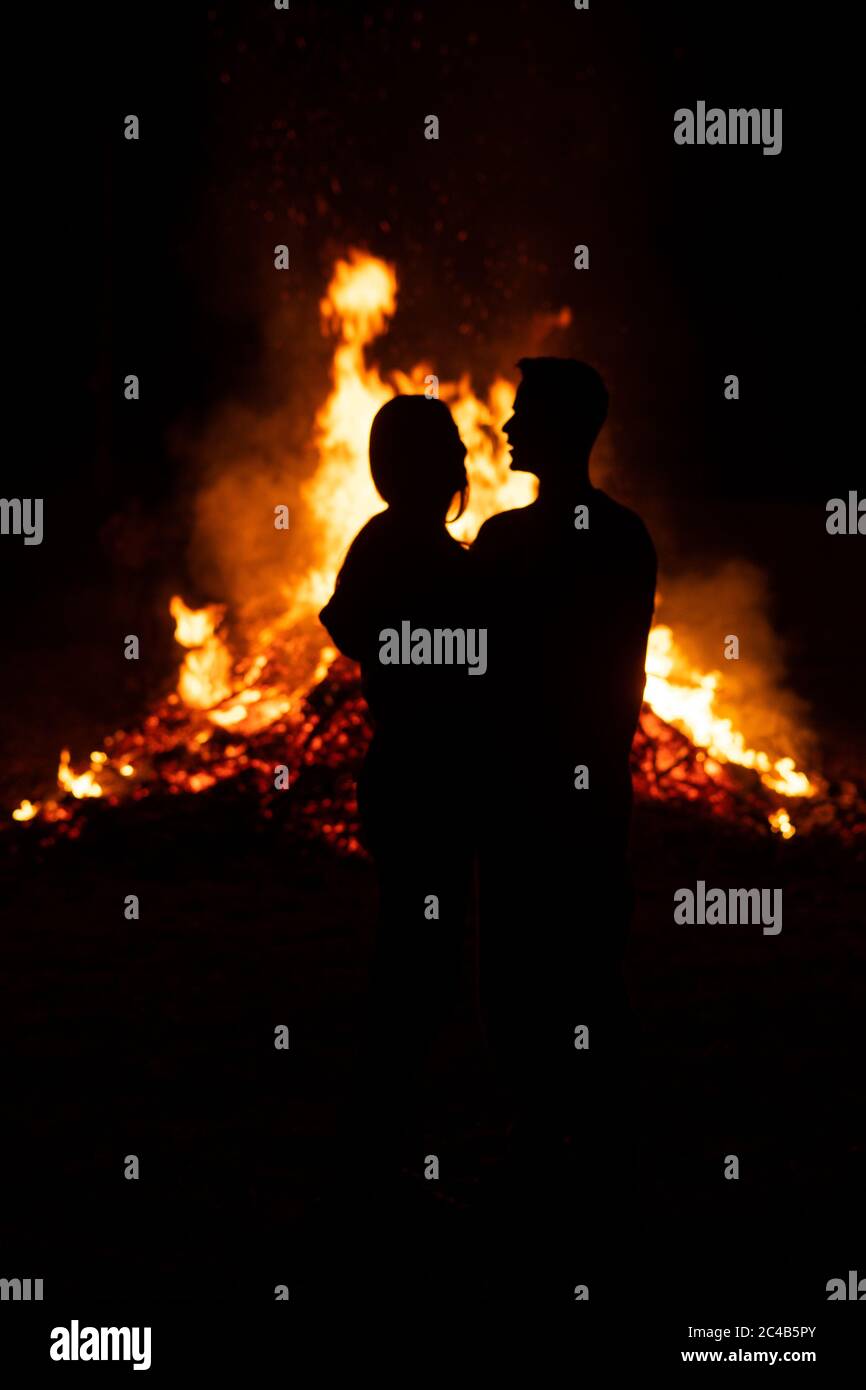 Couple kissing fire hi-res stock photography and images - Alamy