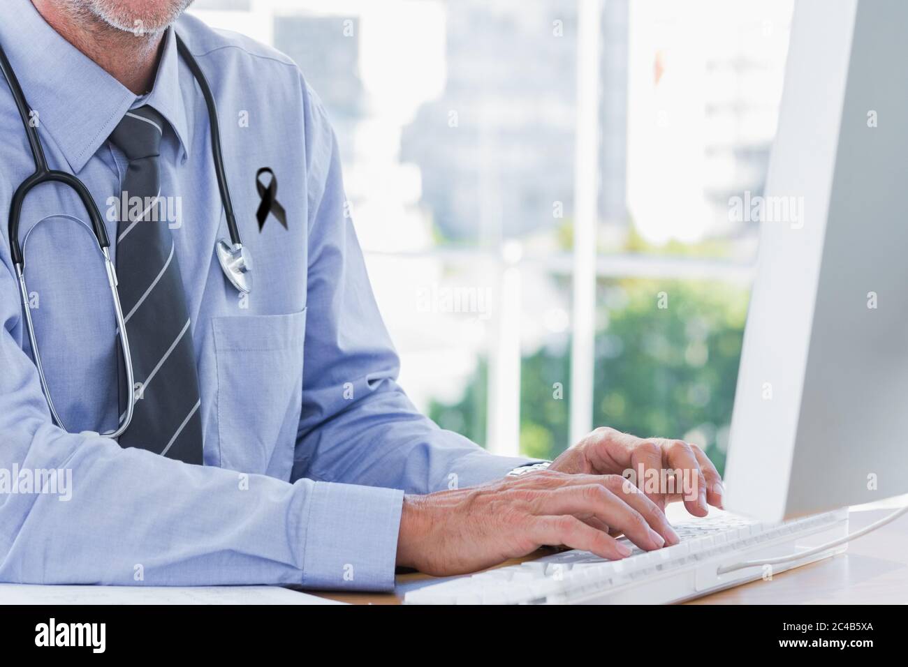 Doctor typing computer hi-res stock photography and images - Alamy