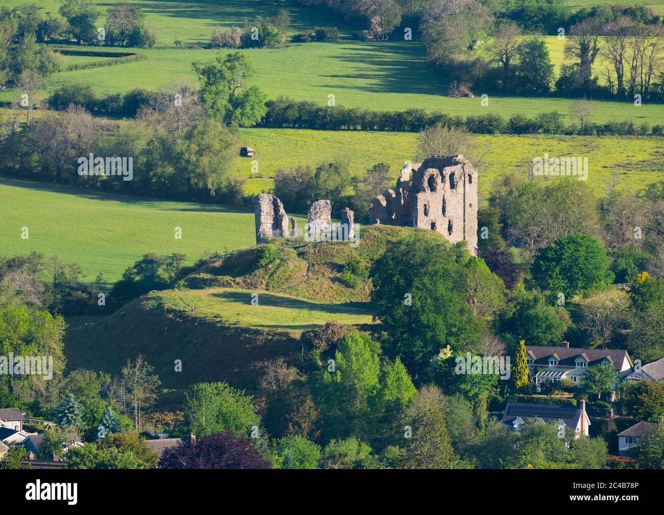 The ruins of Clun Castle, Shropshire, UK Stock Photo - Alamy