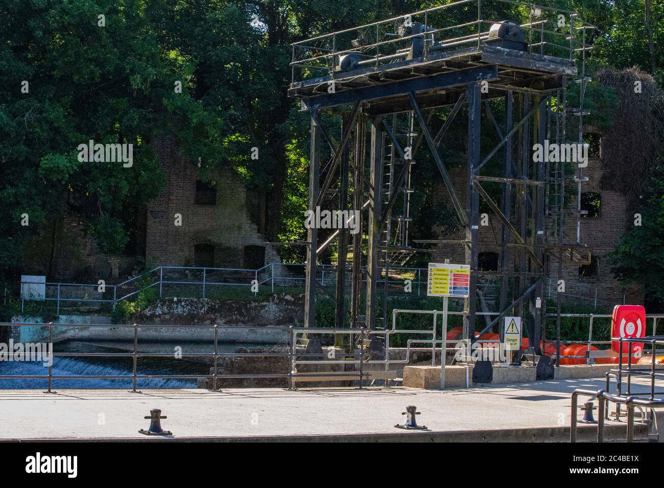 Lock mechanism Teston Bridge Country Park. Kent. UK Stock Photo - Alamy
