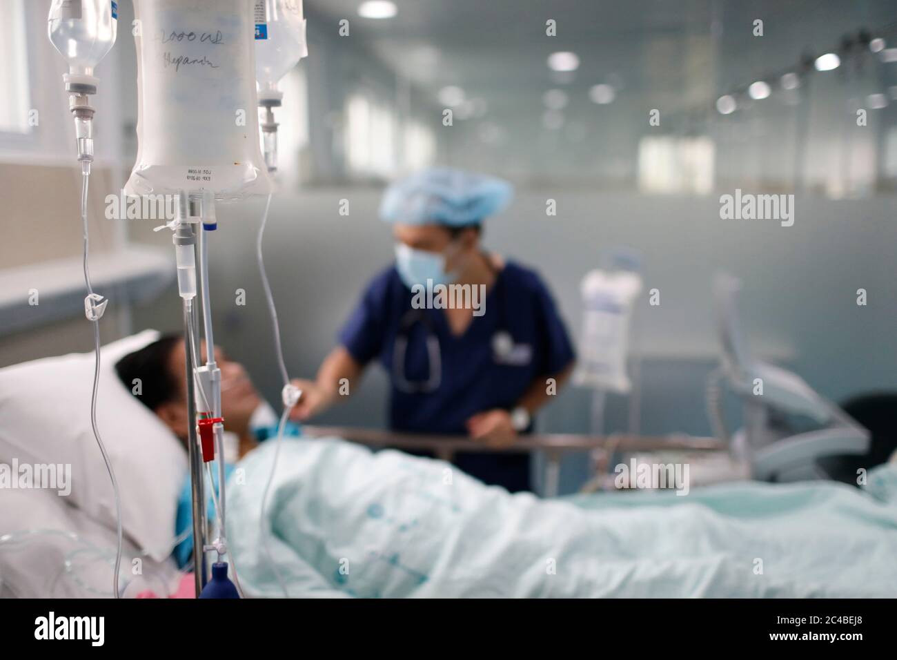 Sick man in icu hi-res stock photography and images - Alamy