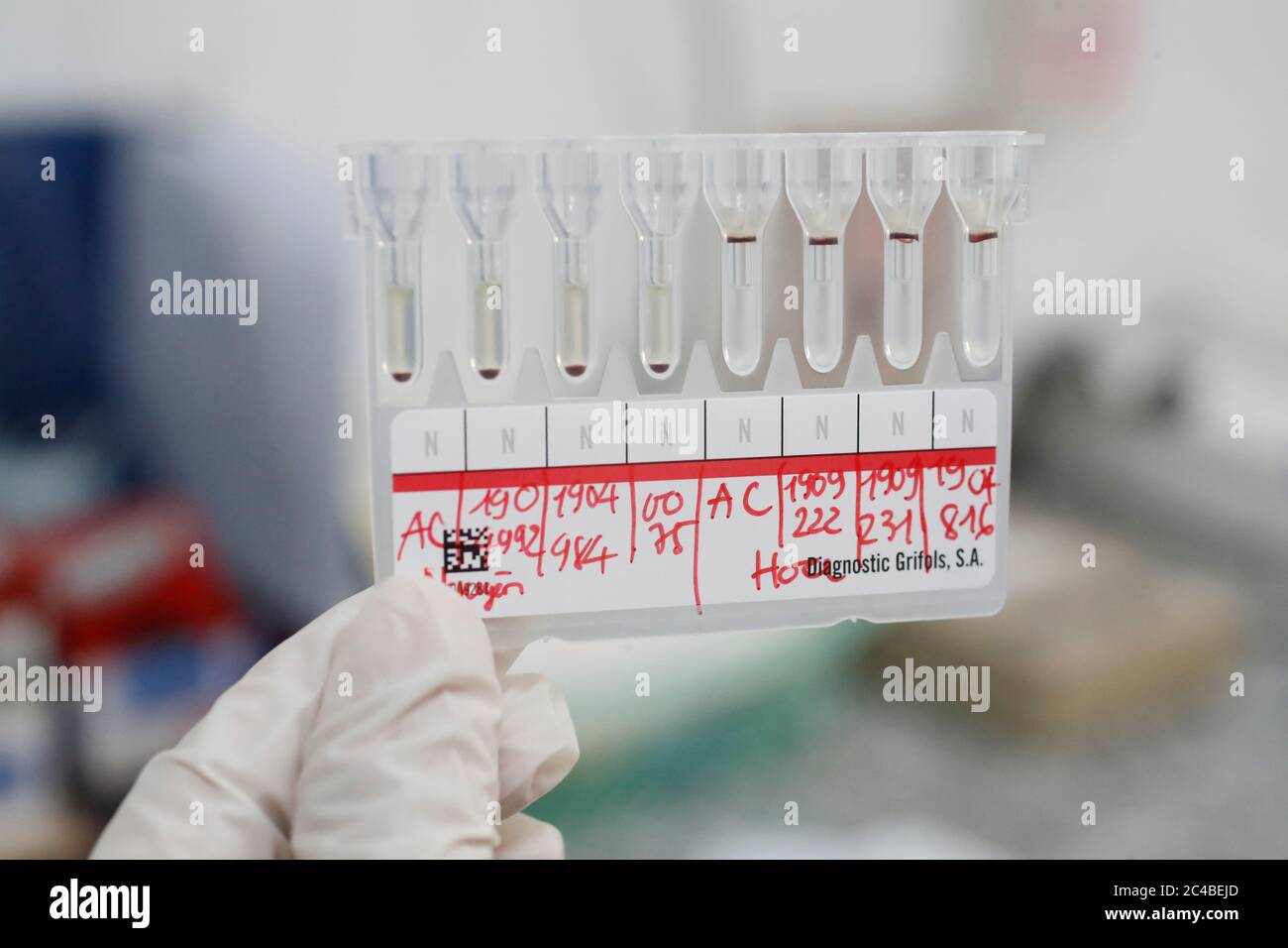 Hospital laboratories hi-res stock photography and images - Alamy