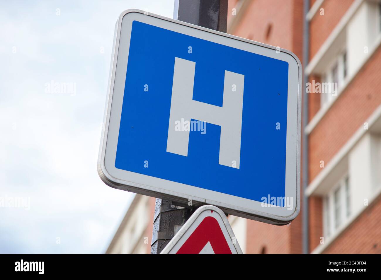Hospital blue square road sign Stock Photo - Alamy