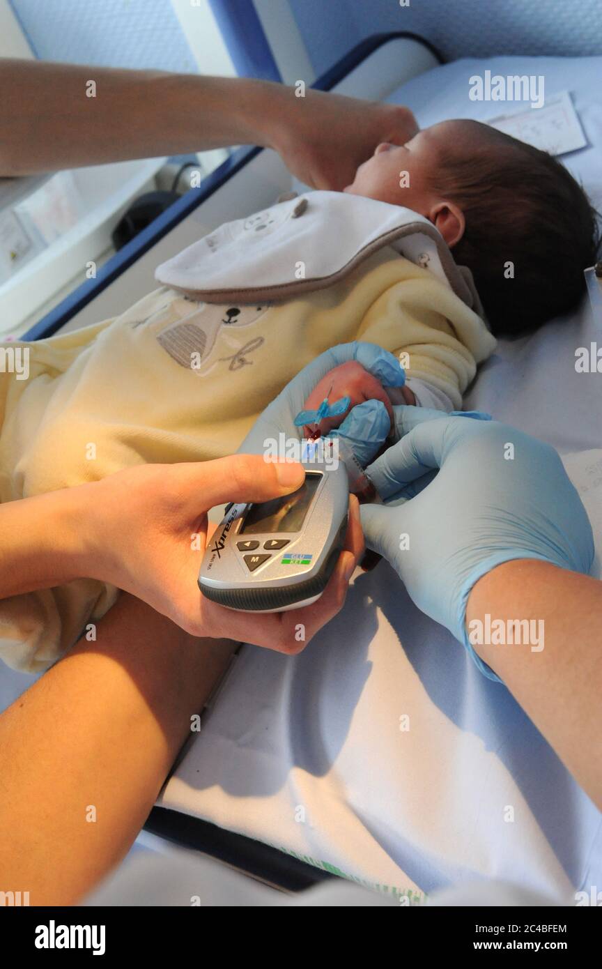 Hospital baby blood test hi-res stock photography and images - Alamy
