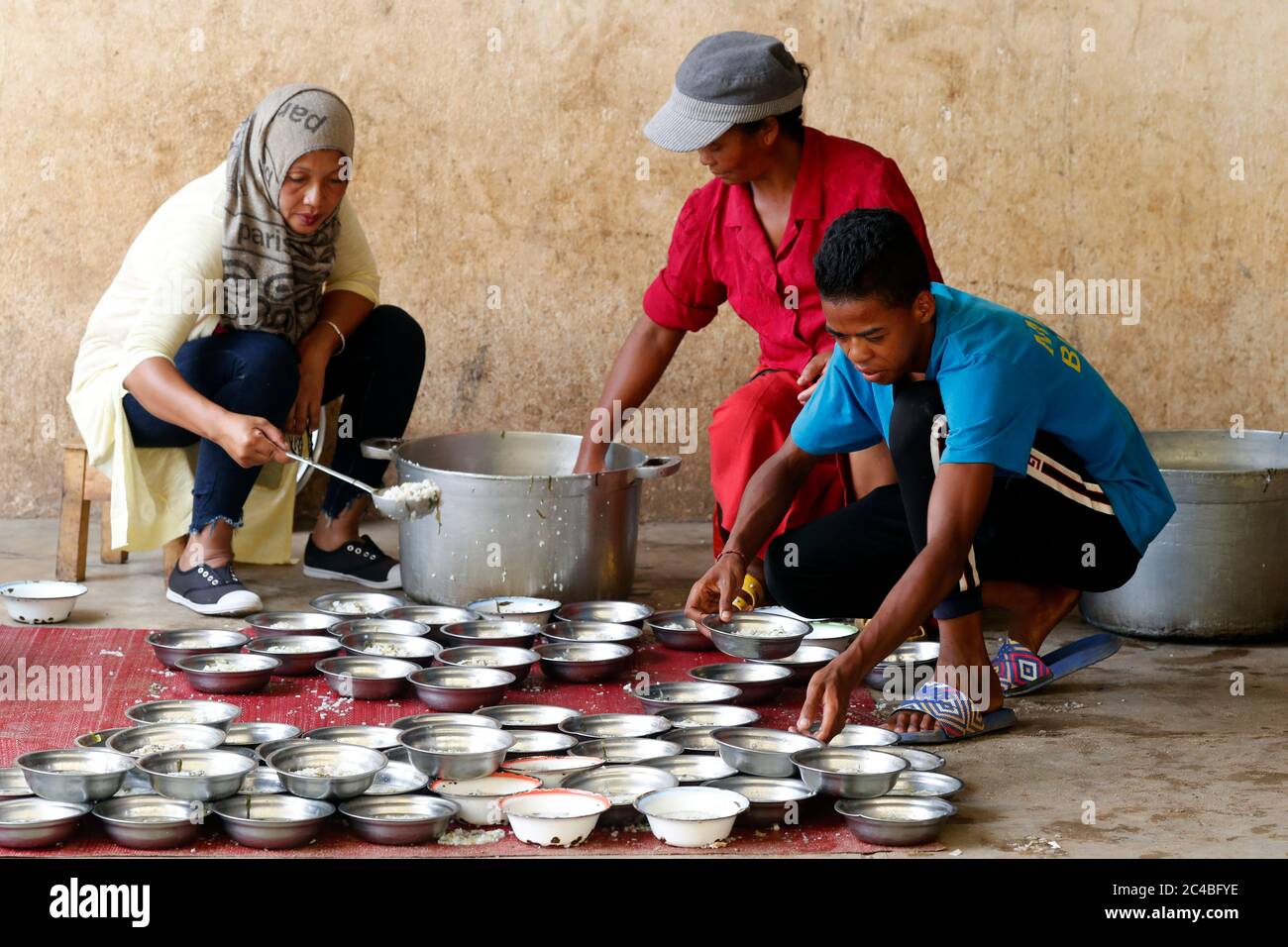 Free food distribution hi-res stock photography and images - Alamy