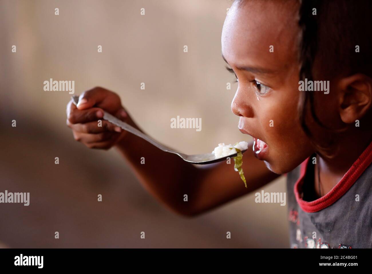 Homeless children food hi-res stock photography and images - Alamy