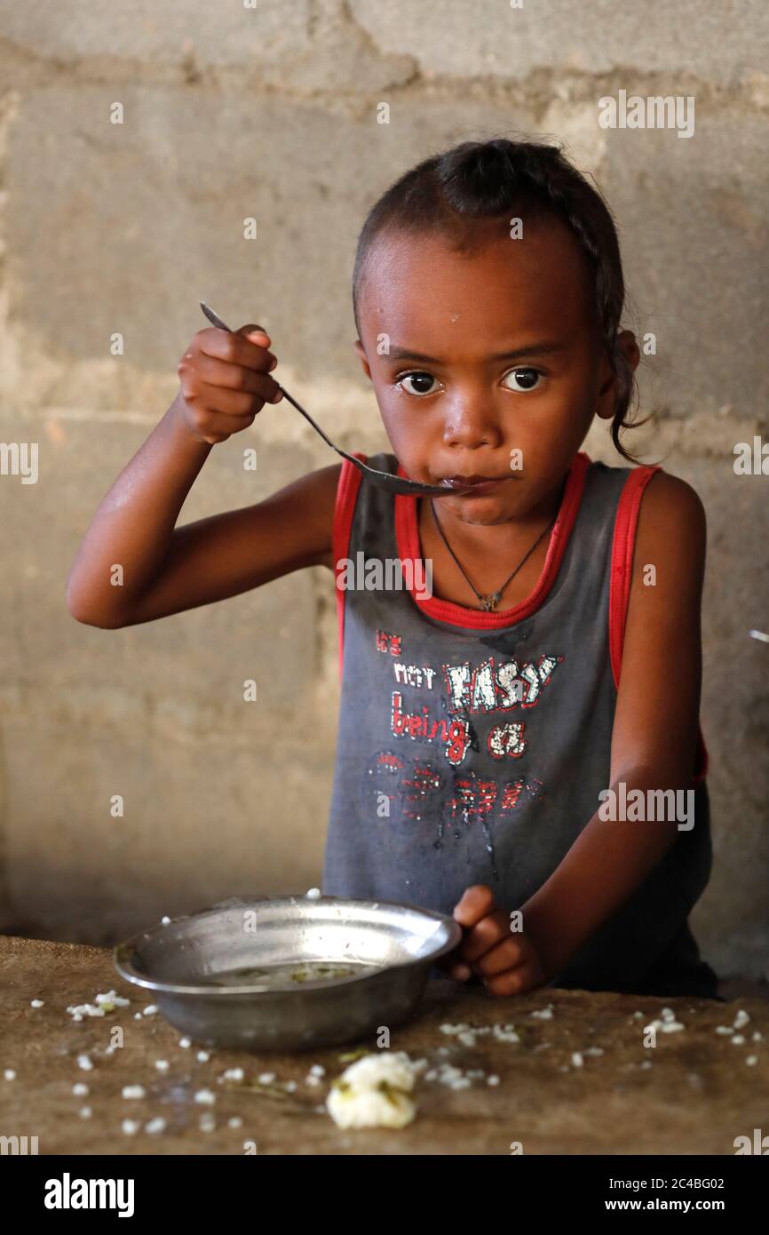 Homeless children food hi-res stock photography and images - Alamy
