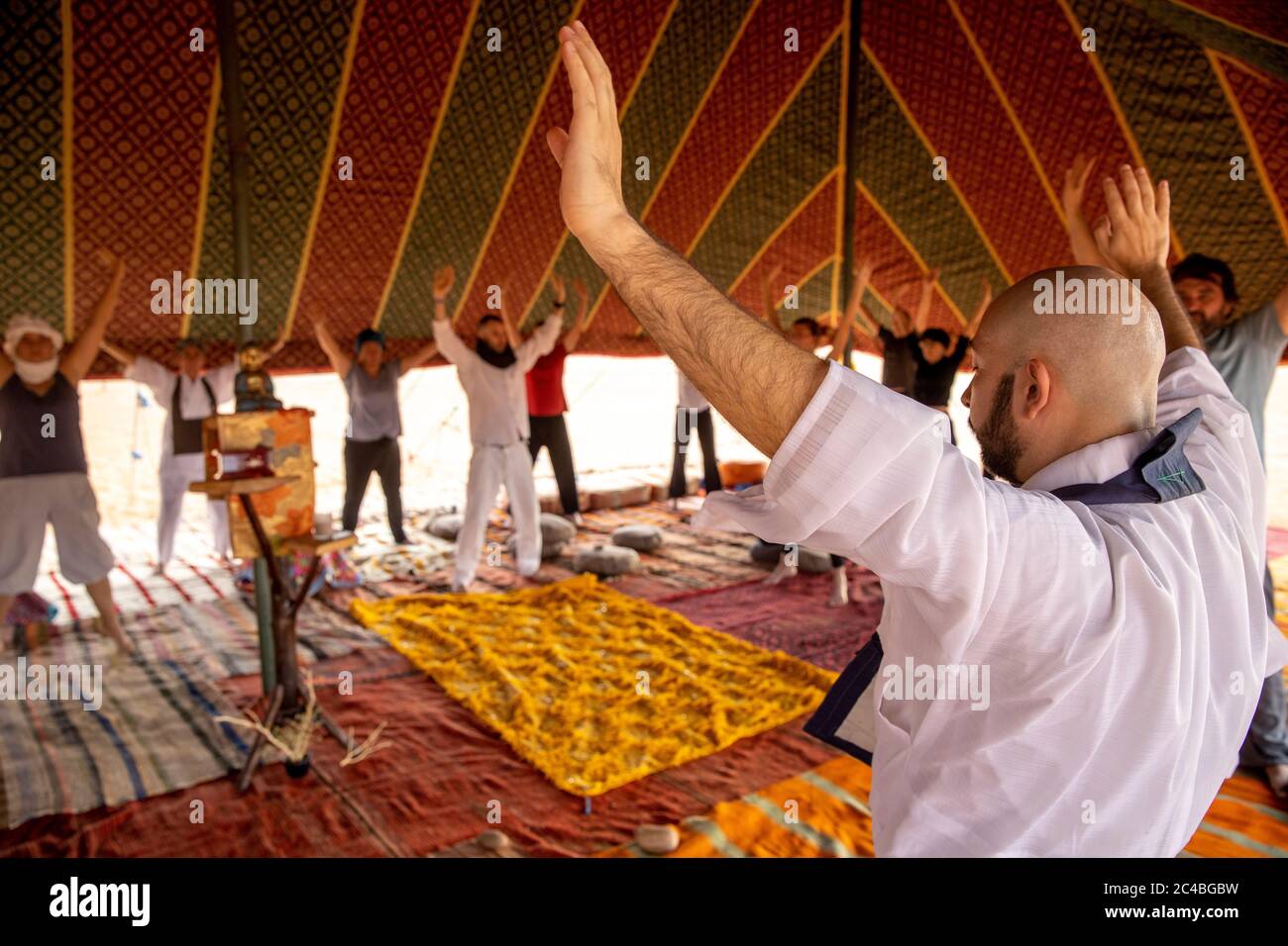Zen sesshin (retreat) in the sahara desert, morocco Stock Photo - Alamy
