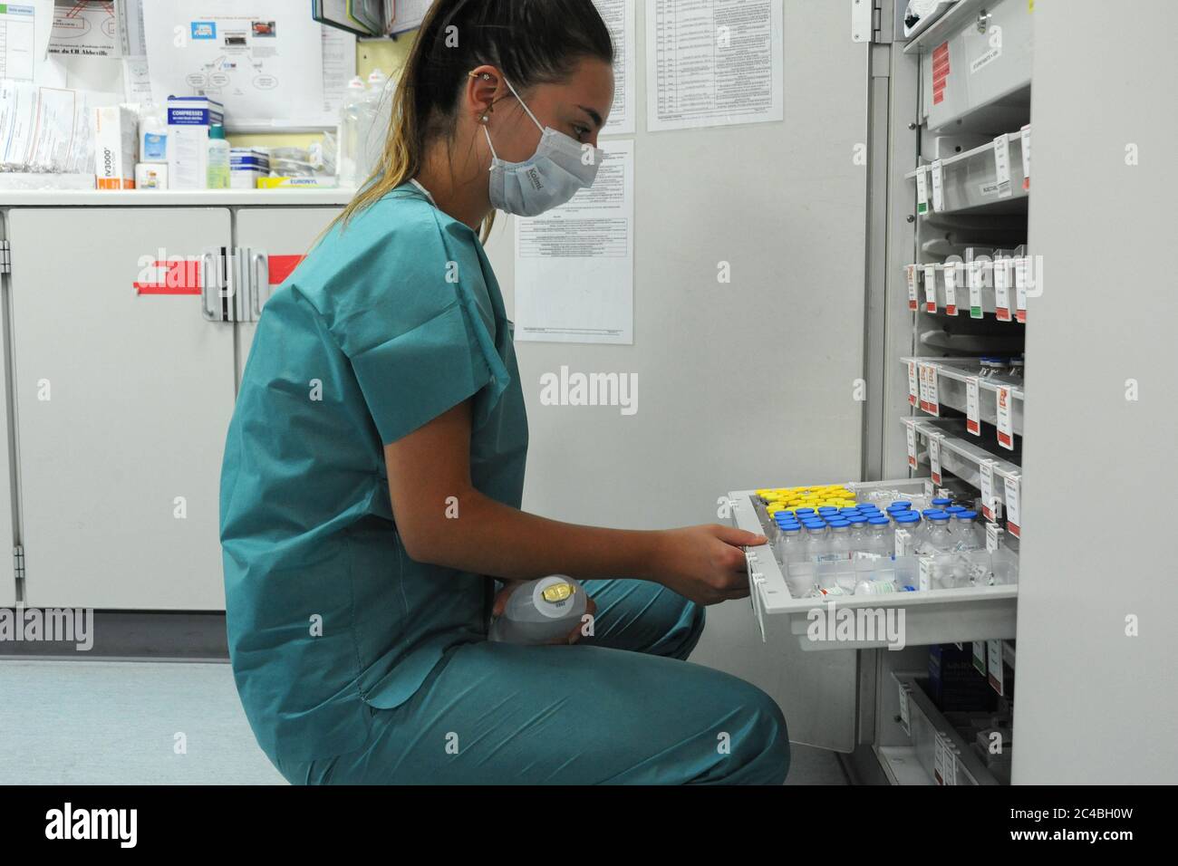 Emergency department pharmacy. A nurse prepares the treatment for a ...
