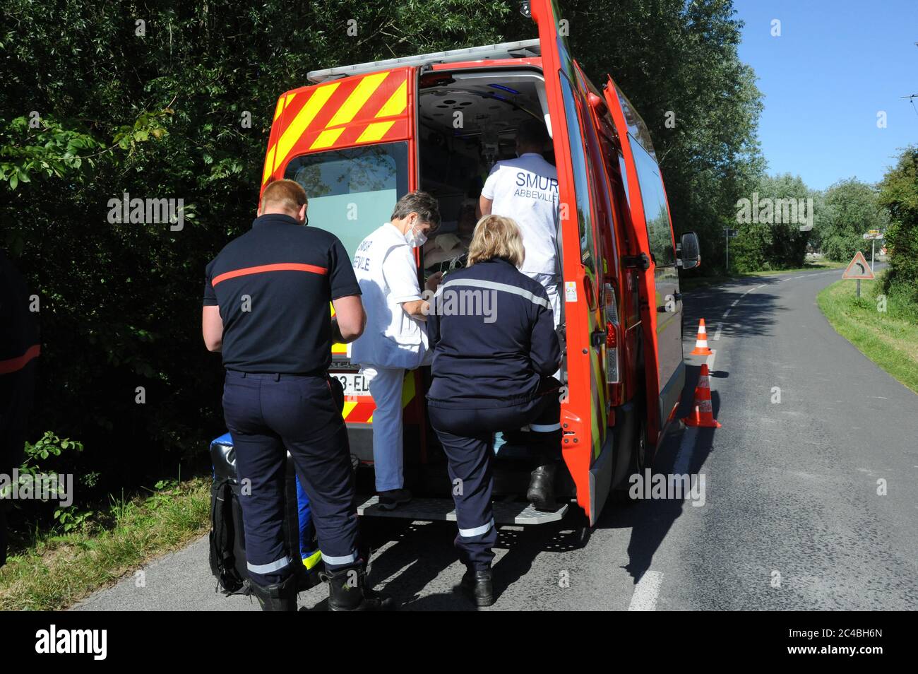 Paramedic ambulance patient report hi-res stock photography and images ...
