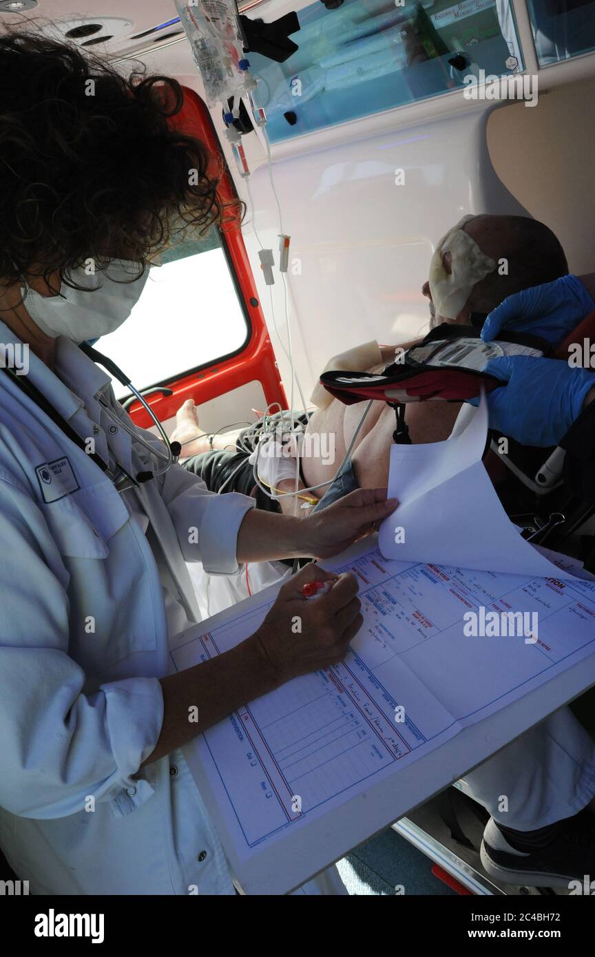 Paramedic ambulance patient report hi-res stock photography and images ...