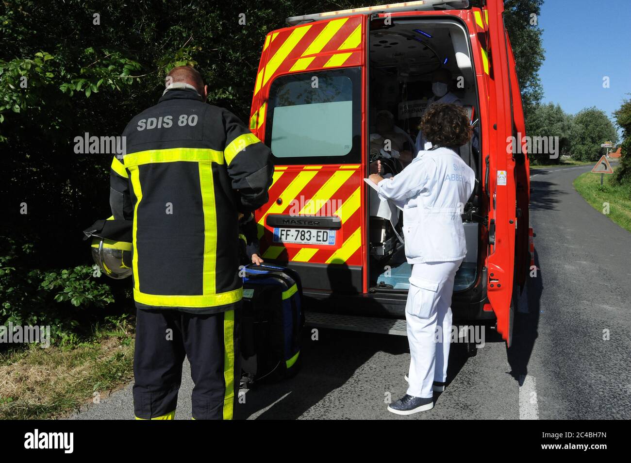 Paramedic ambulance patient report hi-res stock photography and images ...