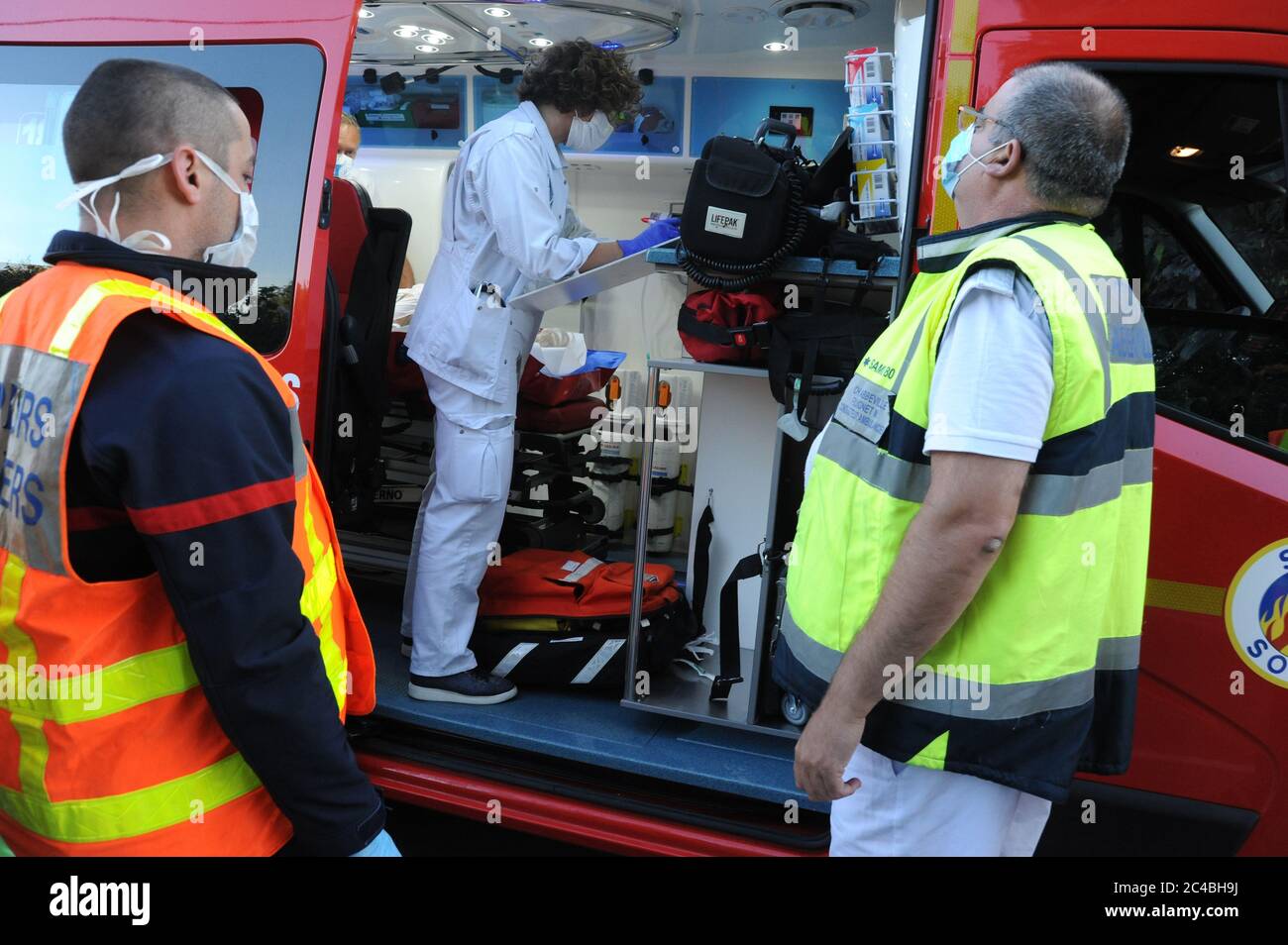 Support by the firemen of the department 80 and the teams of the SMUR ...