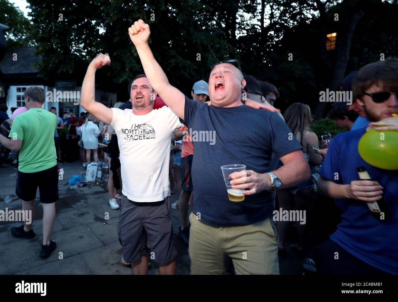 Liverpool fans pub hi-res stock photography and images - Alamy