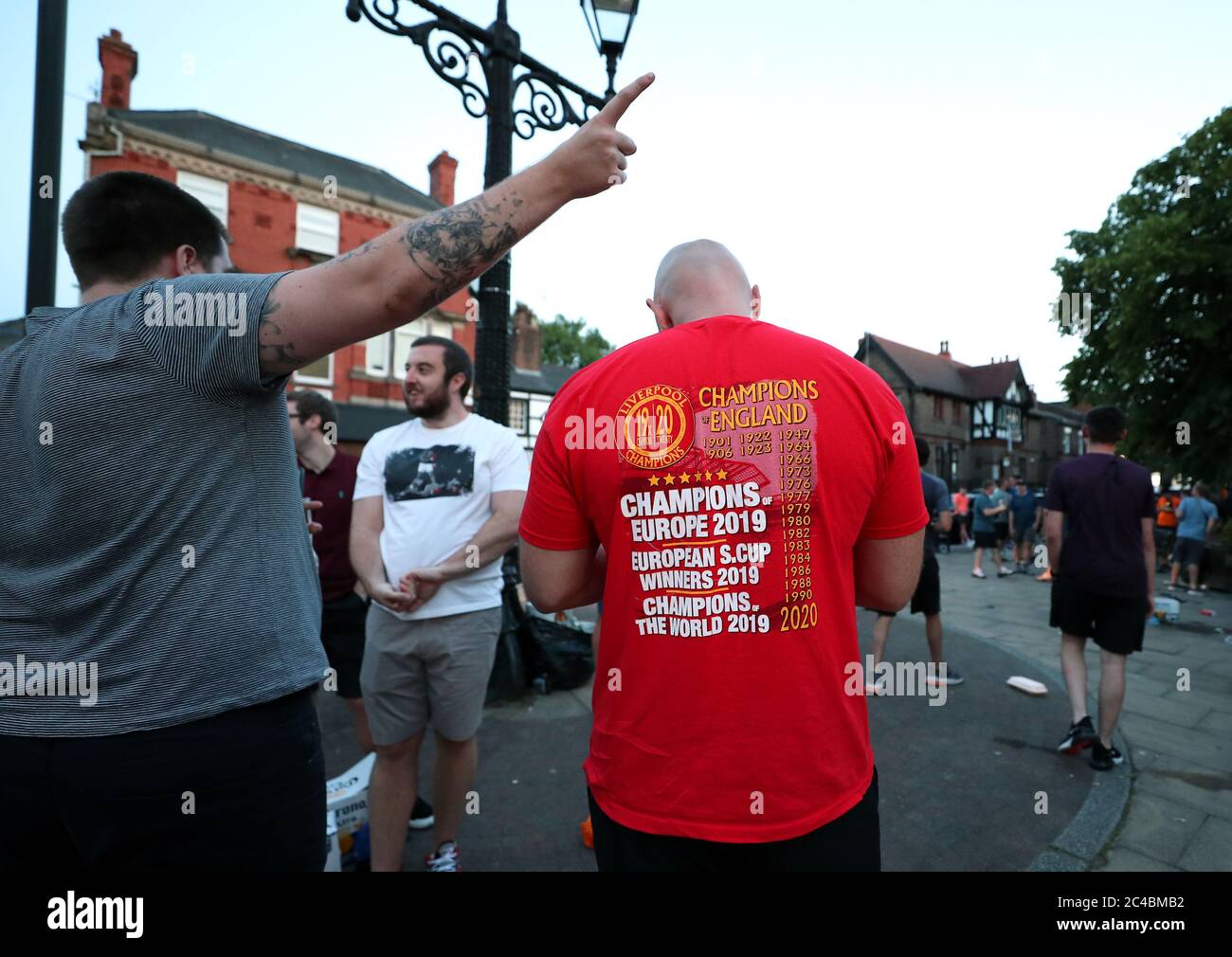Liverpool fans pub hi-res stock photography and images - Alamy