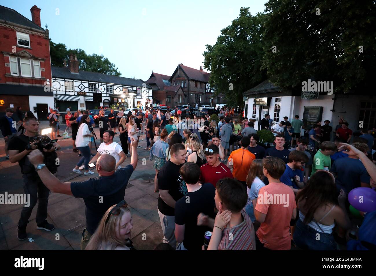 Chelsea fan pub hi-res stock photography and images - Alamy