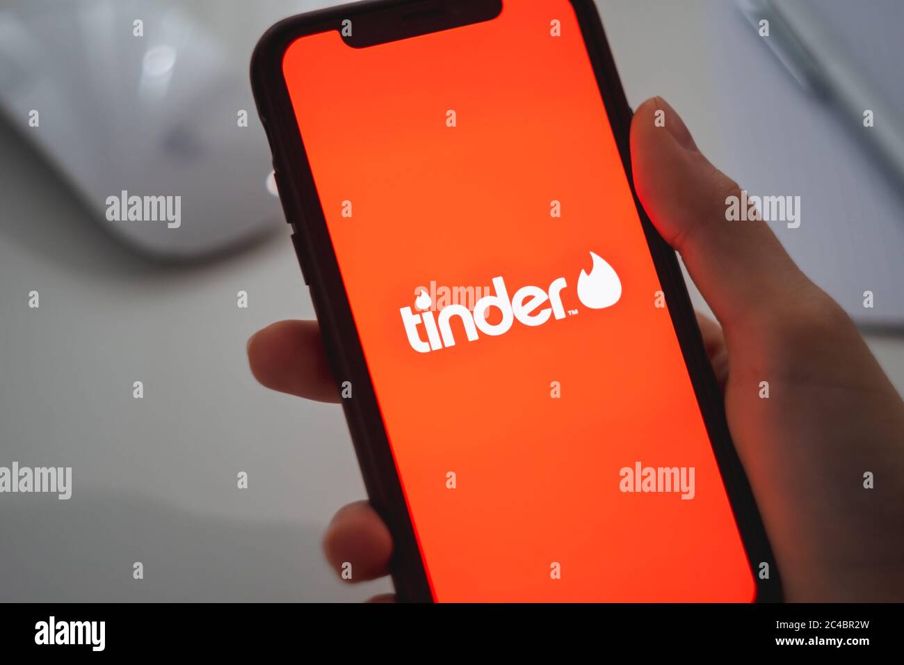 Tinder phone hand hi-res stock photography and images - Alamy