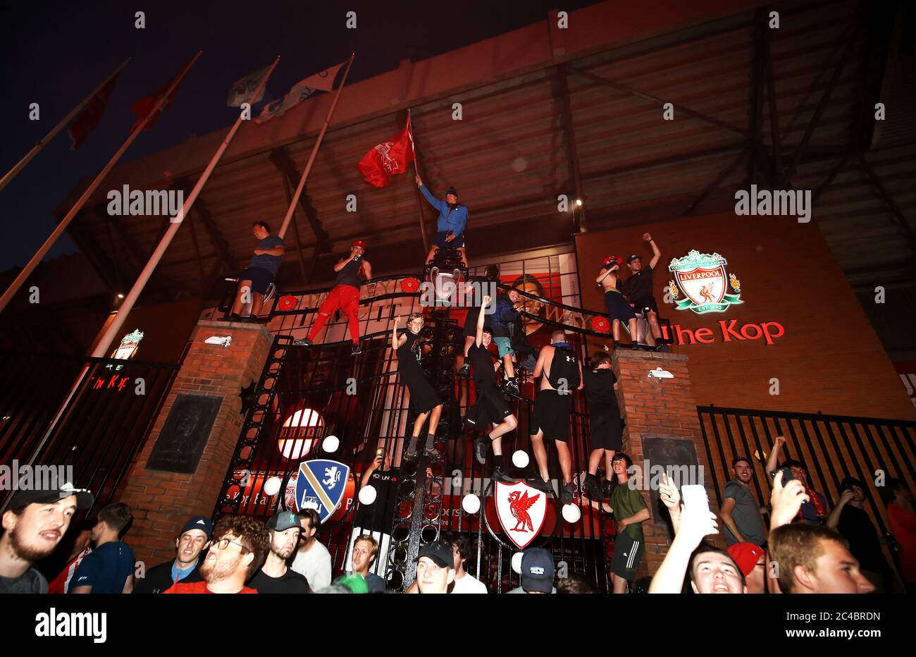 Liverpool fans outside of anfield hi-res stock photography and images ...