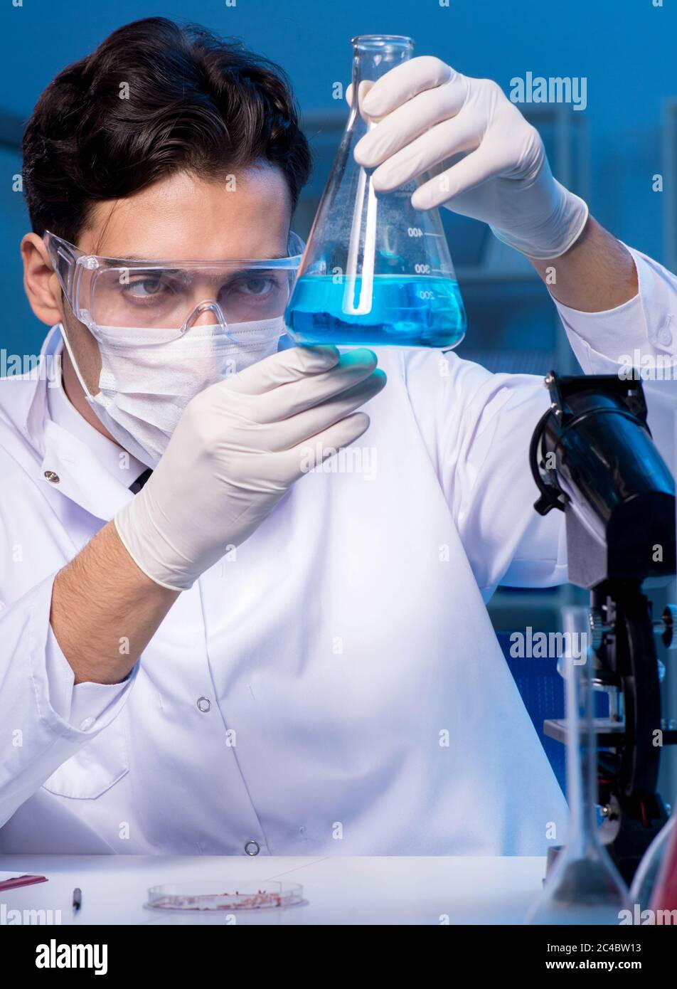The chemistry assistant working in the chemical lab Stock Photo - Alamy
