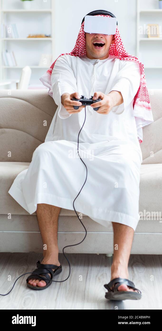 Saudi man play video games hi-res stock photography and images - Alamy