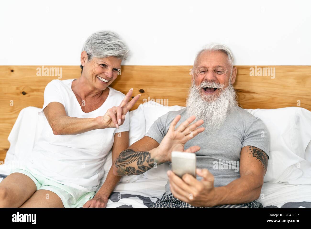 Husband and wife and phone call hi-res stock photography and images - Alamy