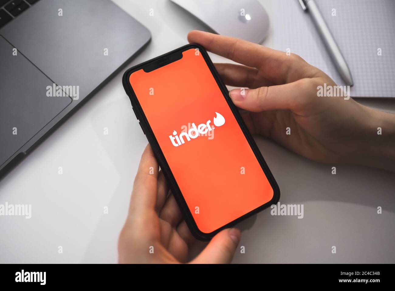 Tinder logo on smartphone screen Stock Photo - Alamy