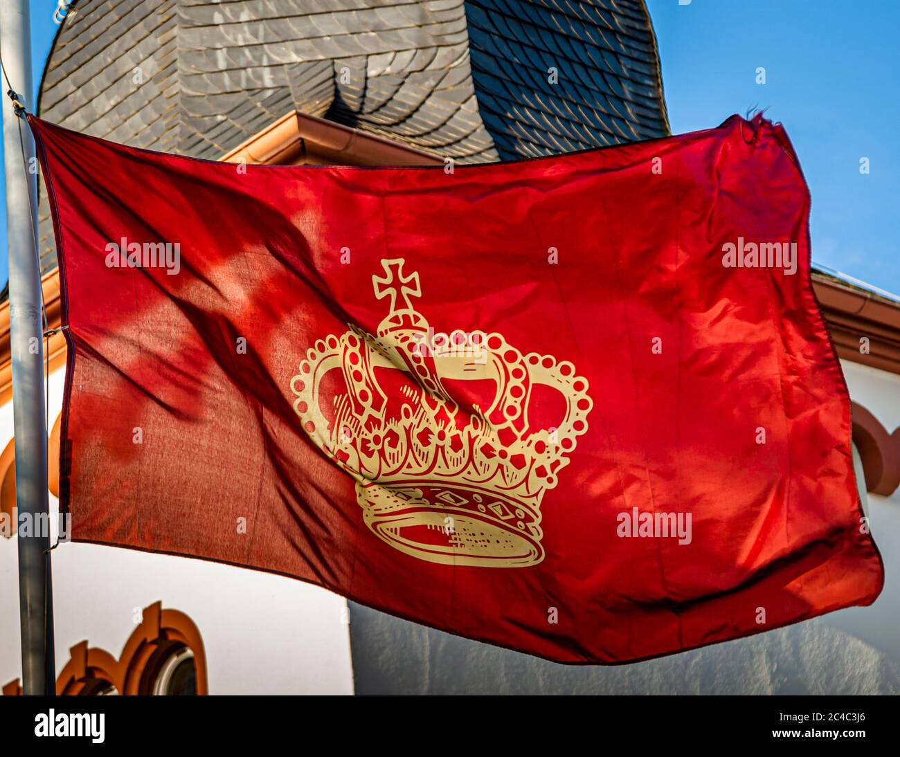A golden crown adorns the red flag of the crown castle. Rheingau ...