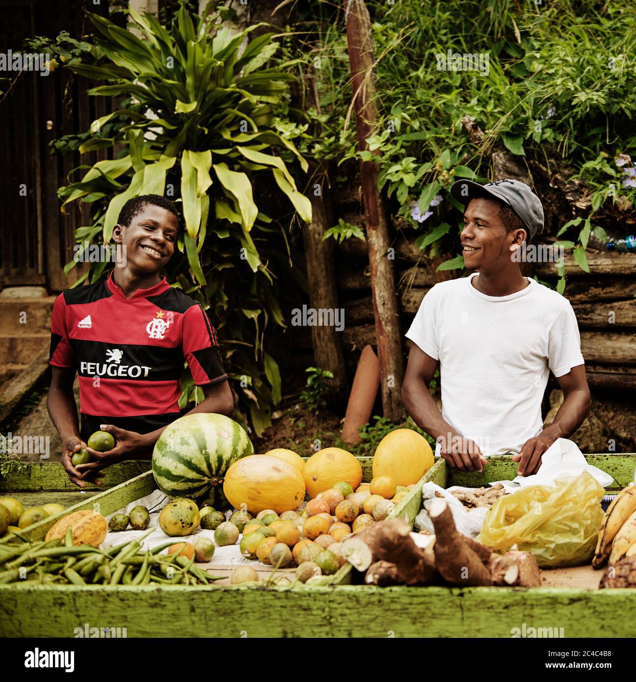 Brazil street kids hi-res stock photography and images - Alamy